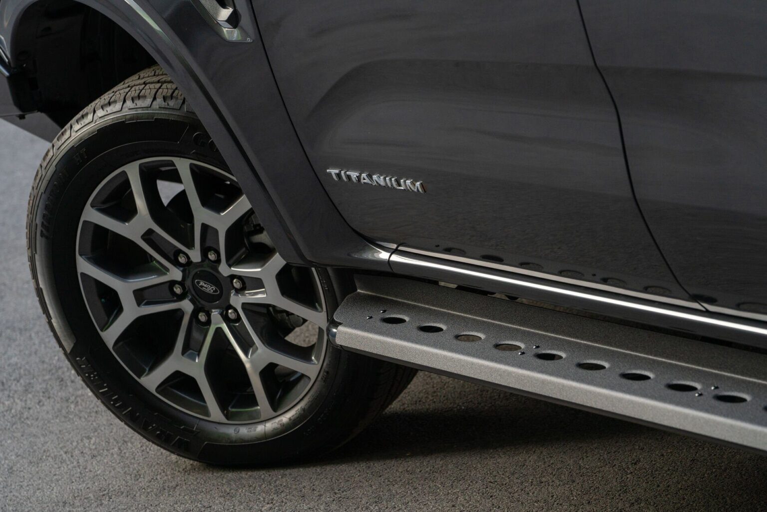 SS115-D - FORD EVEREST 2022+ STEEL SIDE STEPS - Uroffroad Kuwait
